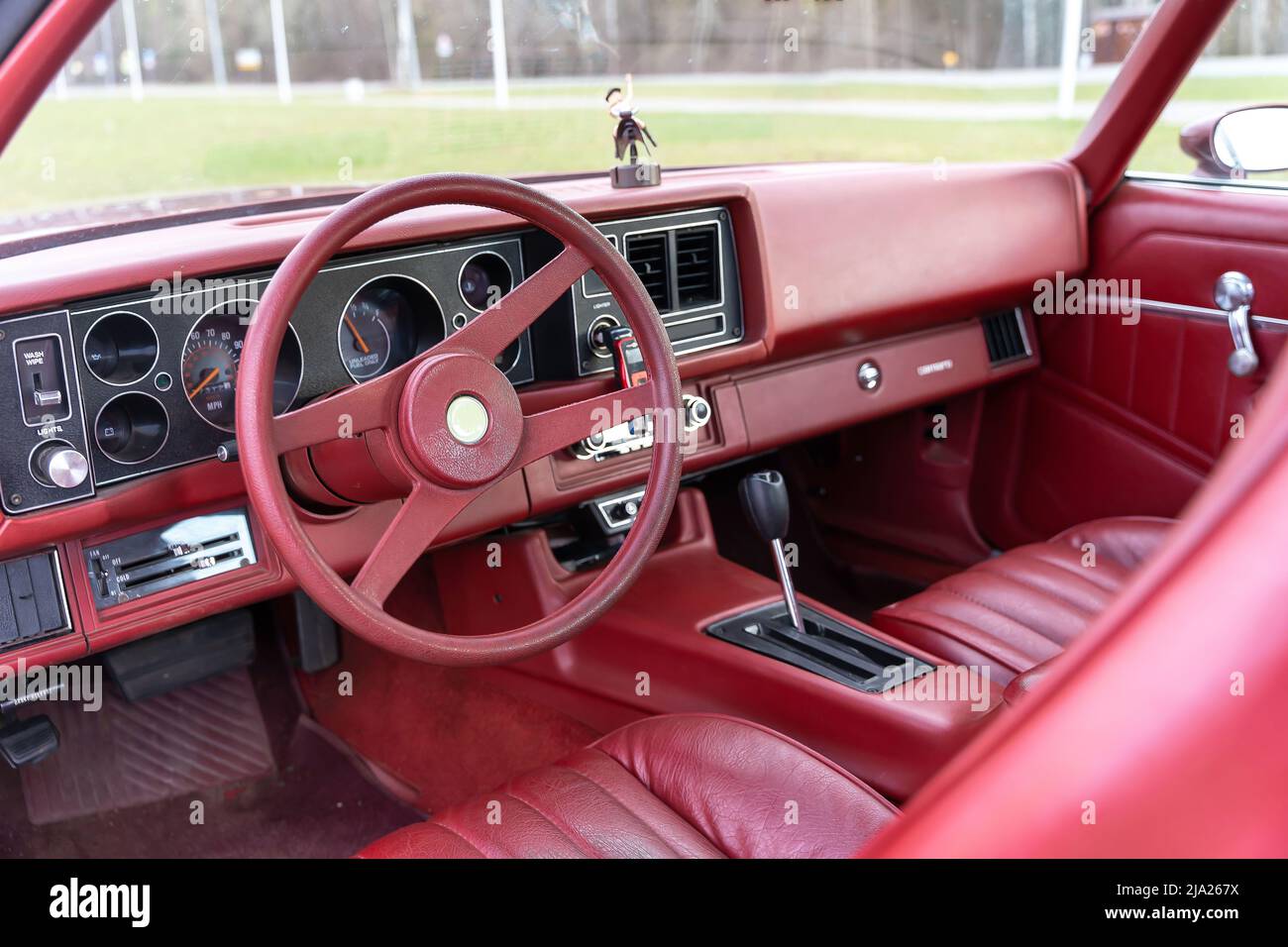 Volant rouge, tableau de bord d'une vieille voiture américaine ...