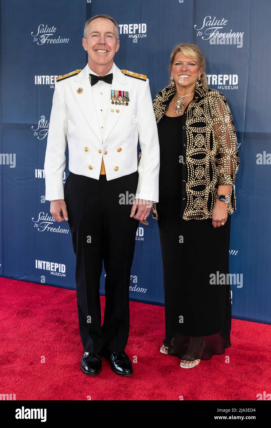 New York, États-Unis, 26 mai 2022. Le vice-amiral Kevin Lunday (L ...