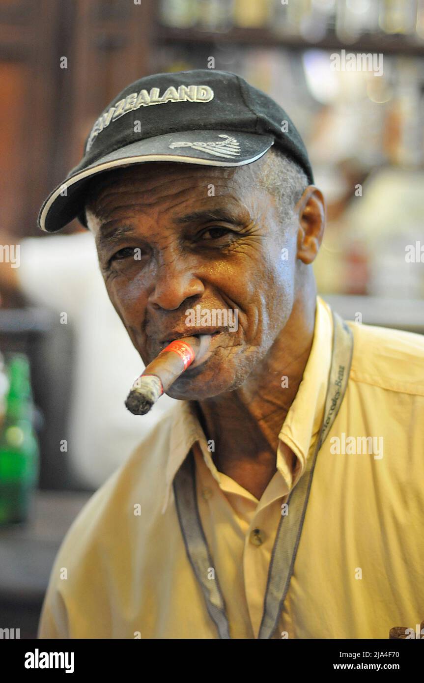 Vieil homme fumant un cigare Banque de photographies et d’images à ...
