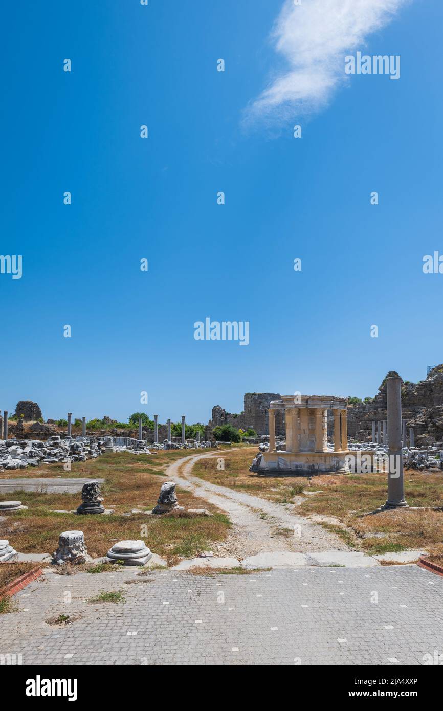 Site touristique de Side Ancient Ruins dans la station balnéaire ...