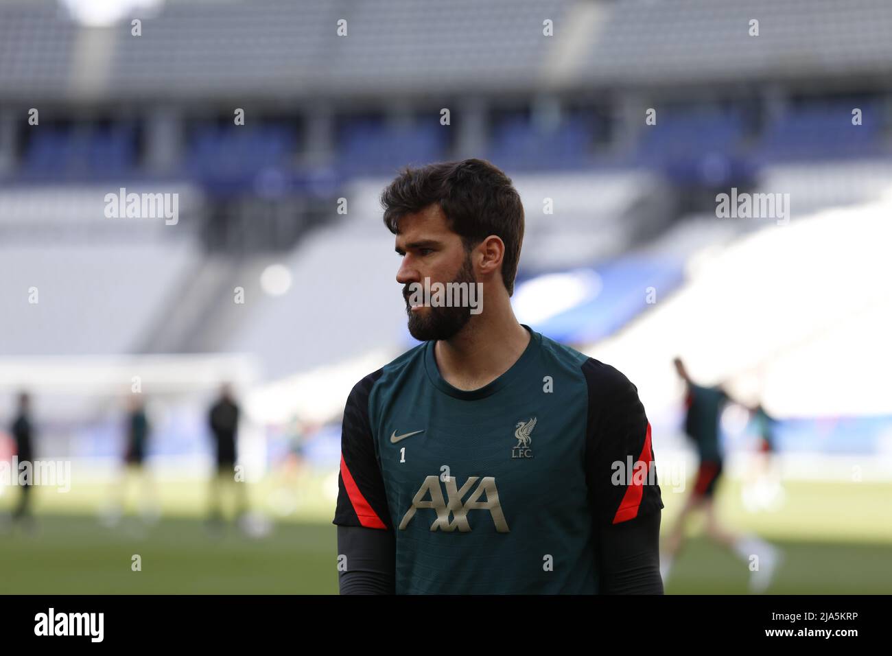 Gardien de but Alisson Becker de Liverpool pendant l'entraînement de ...