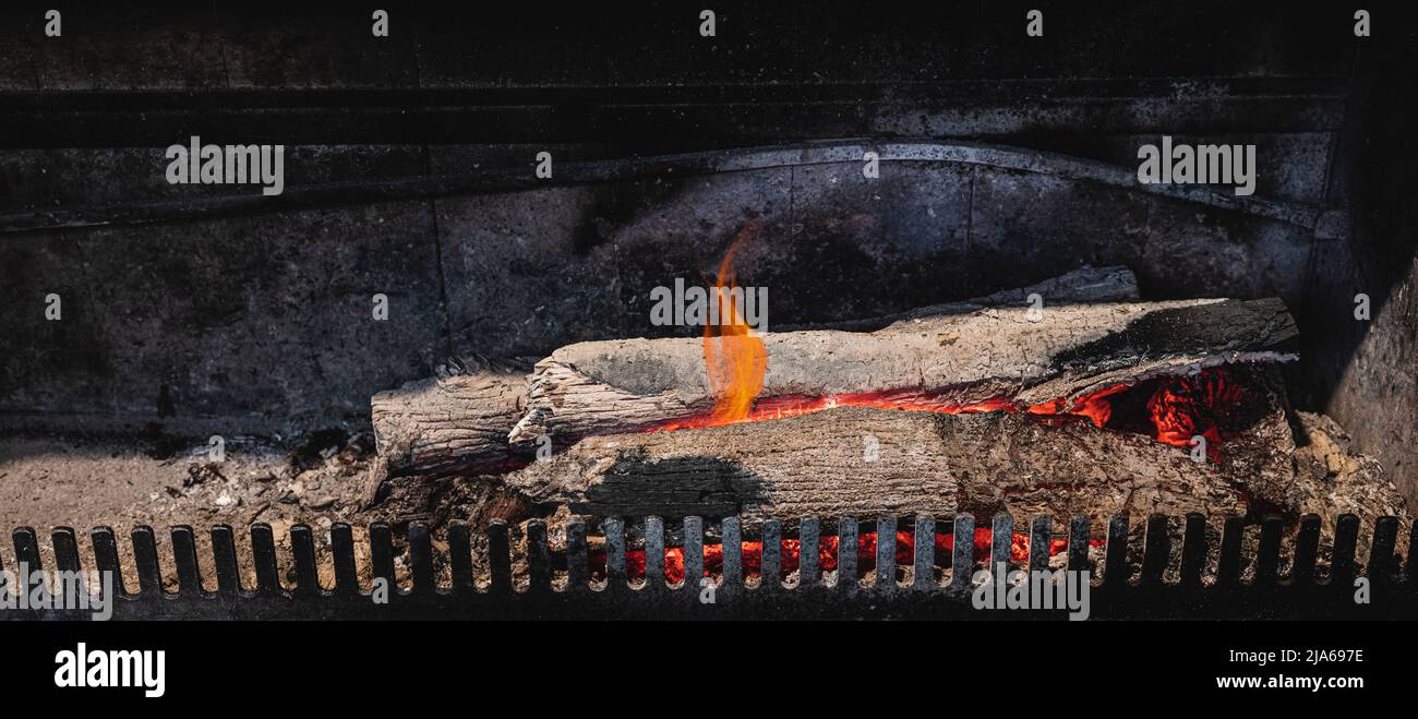Barbecue au feu de bois Banque de photographies et d’images à haute ...