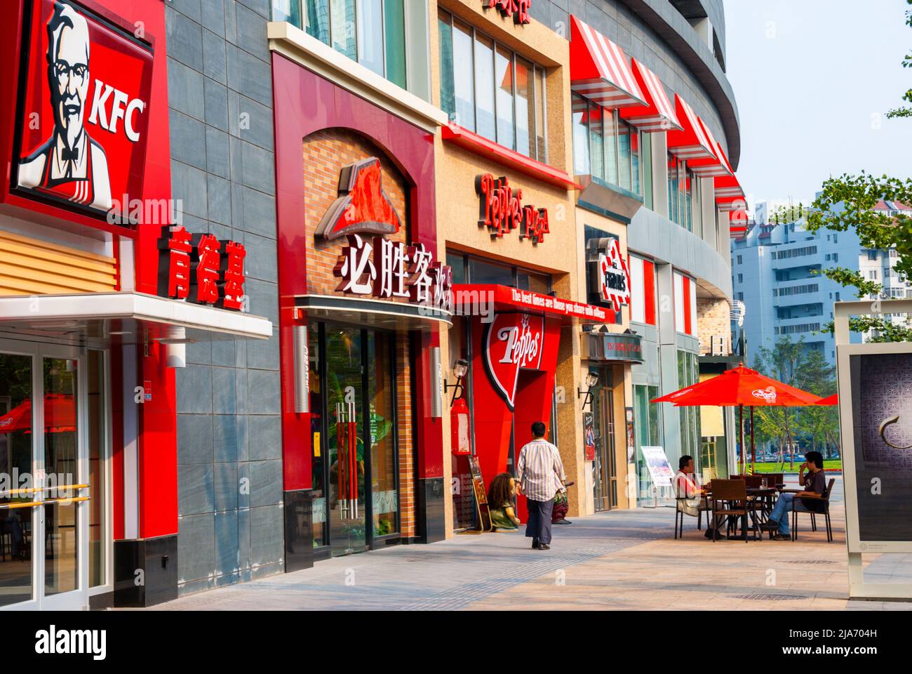 Pékin, CHINE- Entreprises américaines, Street Scene wirh Foreign ...