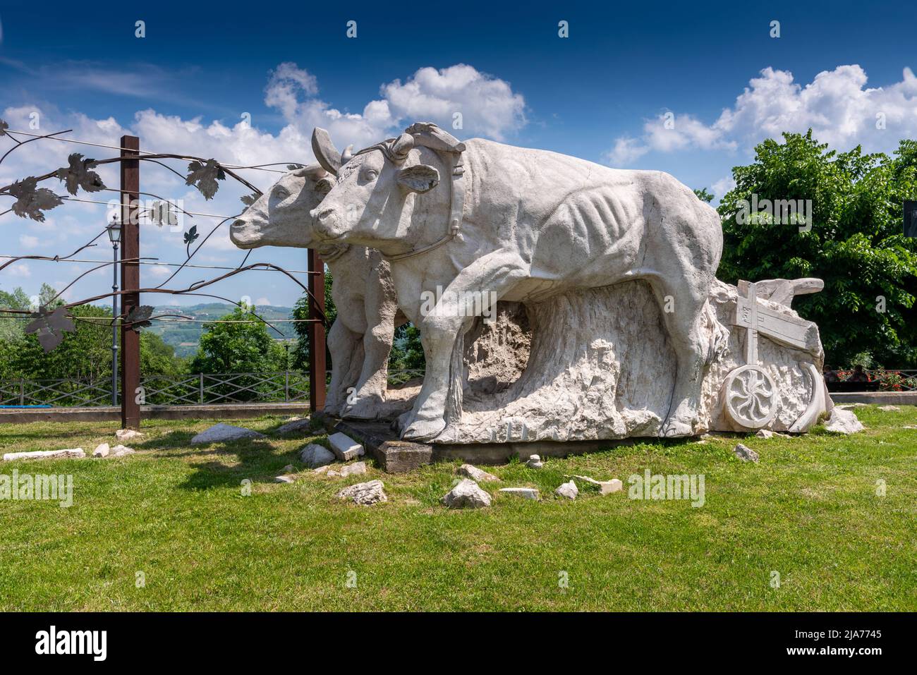 Carrù, Piémont, Italie - 17 mai 2022 : sculpture à Carrù Fat Ox, siège ...