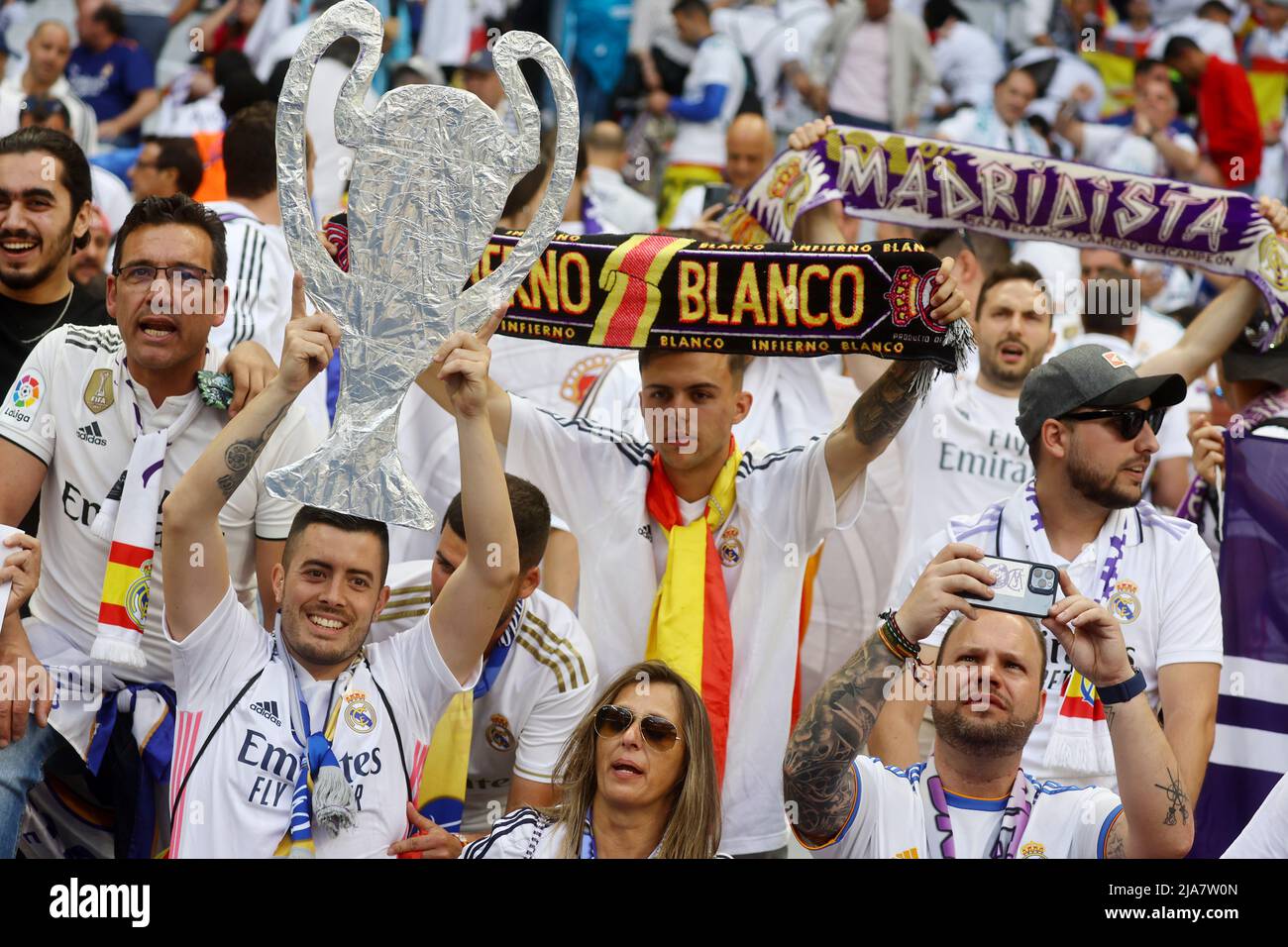 Liverpool stade de france 2022 trophy Banque de photographies et d ...