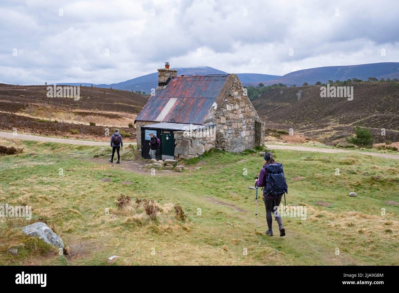 Randonneurs à la recherche d'un abri à Ryvoan Bothy, parc national de ...