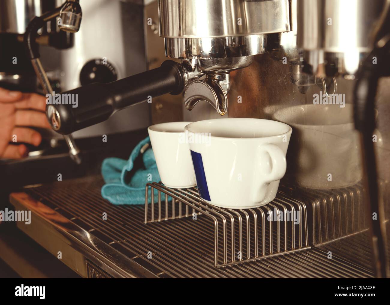 une tasse de café dans une machine à café avant de verser le café ...