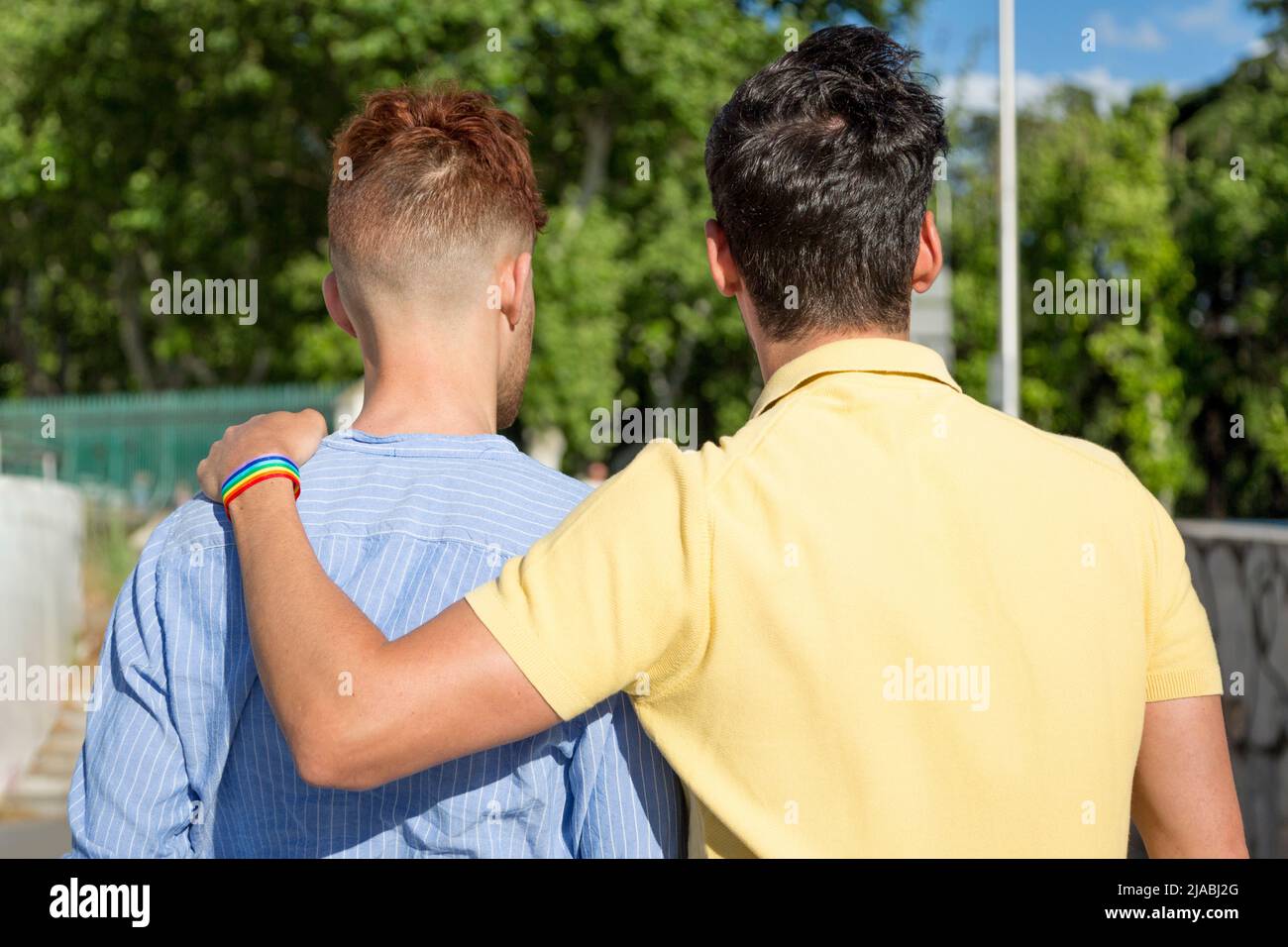 Vue Arrière Dun Jeune Couple Gay Méconnaissable Debout Ensemble à L
