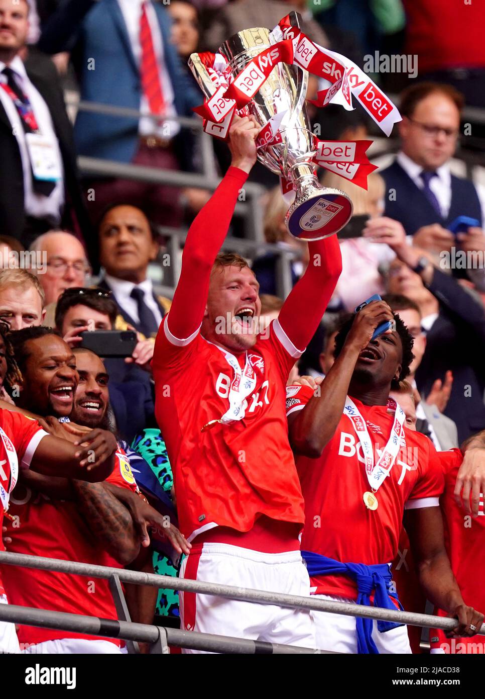 Joe Worrall (au centre) de Nottingham Forest lève le trophée dans les ...
