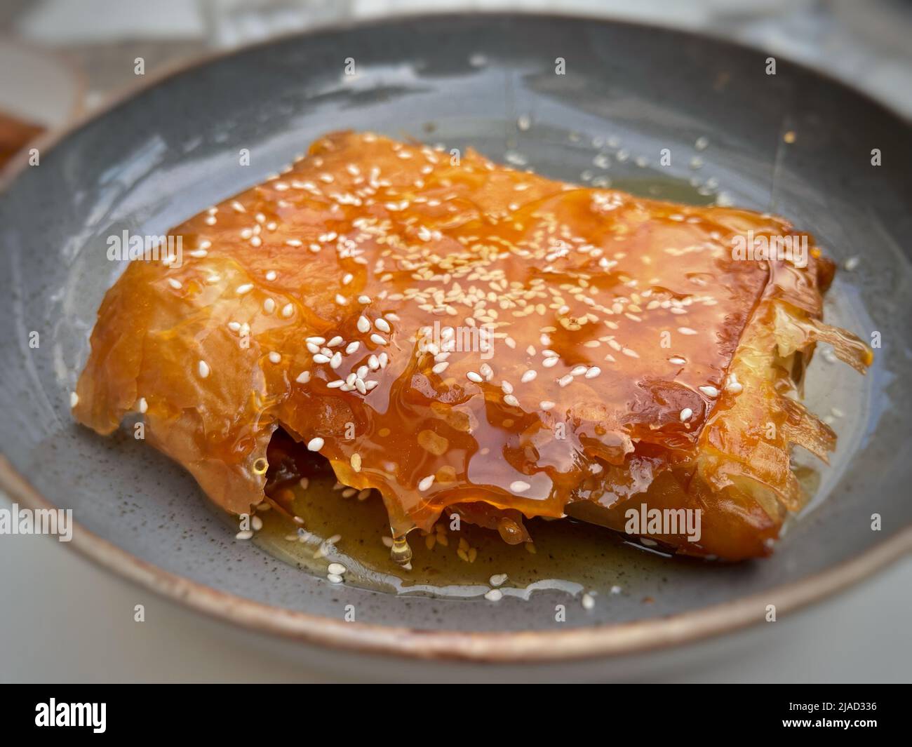 Fromage feta au sésame et au miel Banque de photographies et d’images à ...