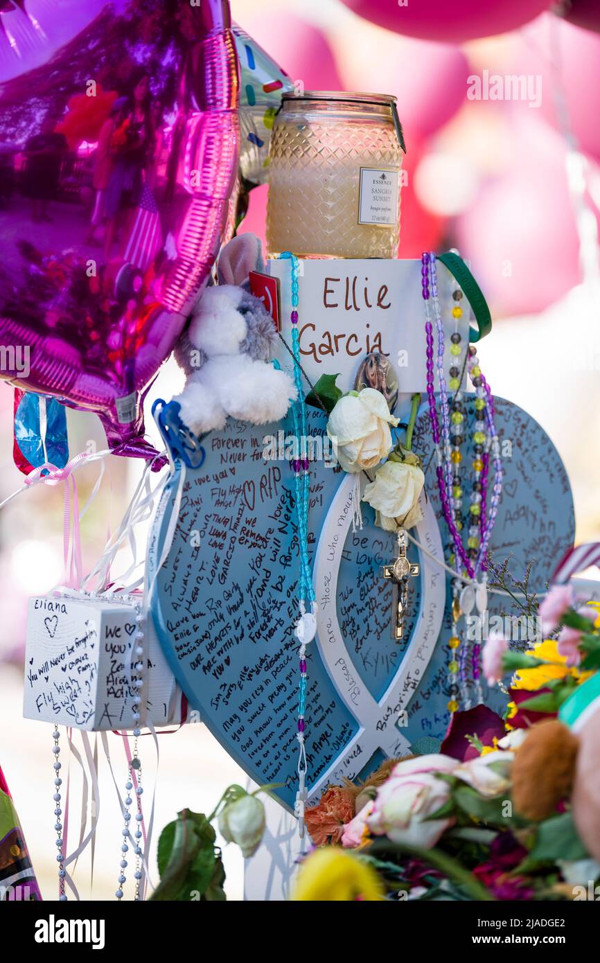 Uvalde, Texas, États-Unis. 28th mai 2022. Un monument commémoratif pour ...