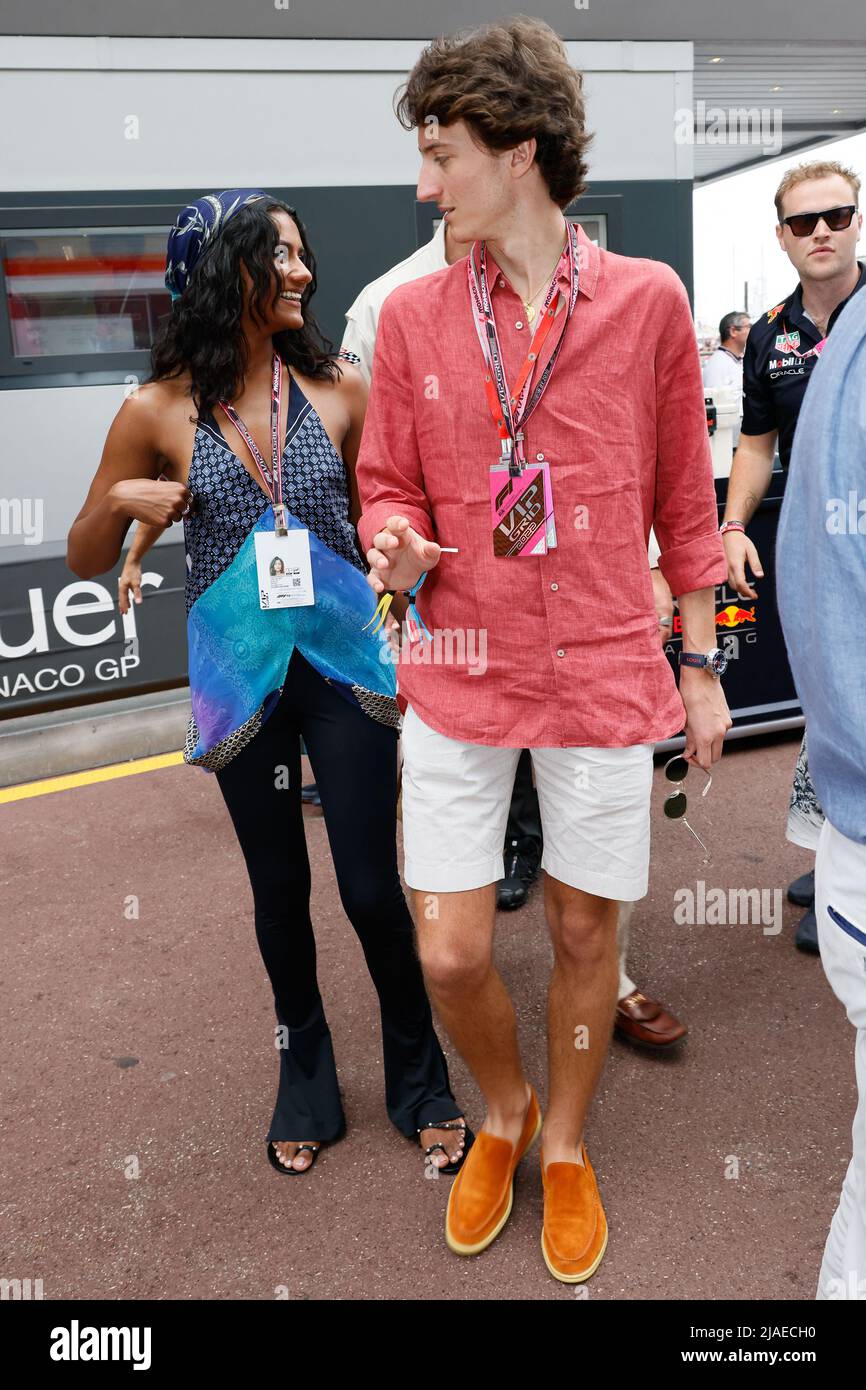 Simone Ashley, Alexandre Arnault sont repérés au Grand Prix de Monaco le 29 mai 2022 en ...
