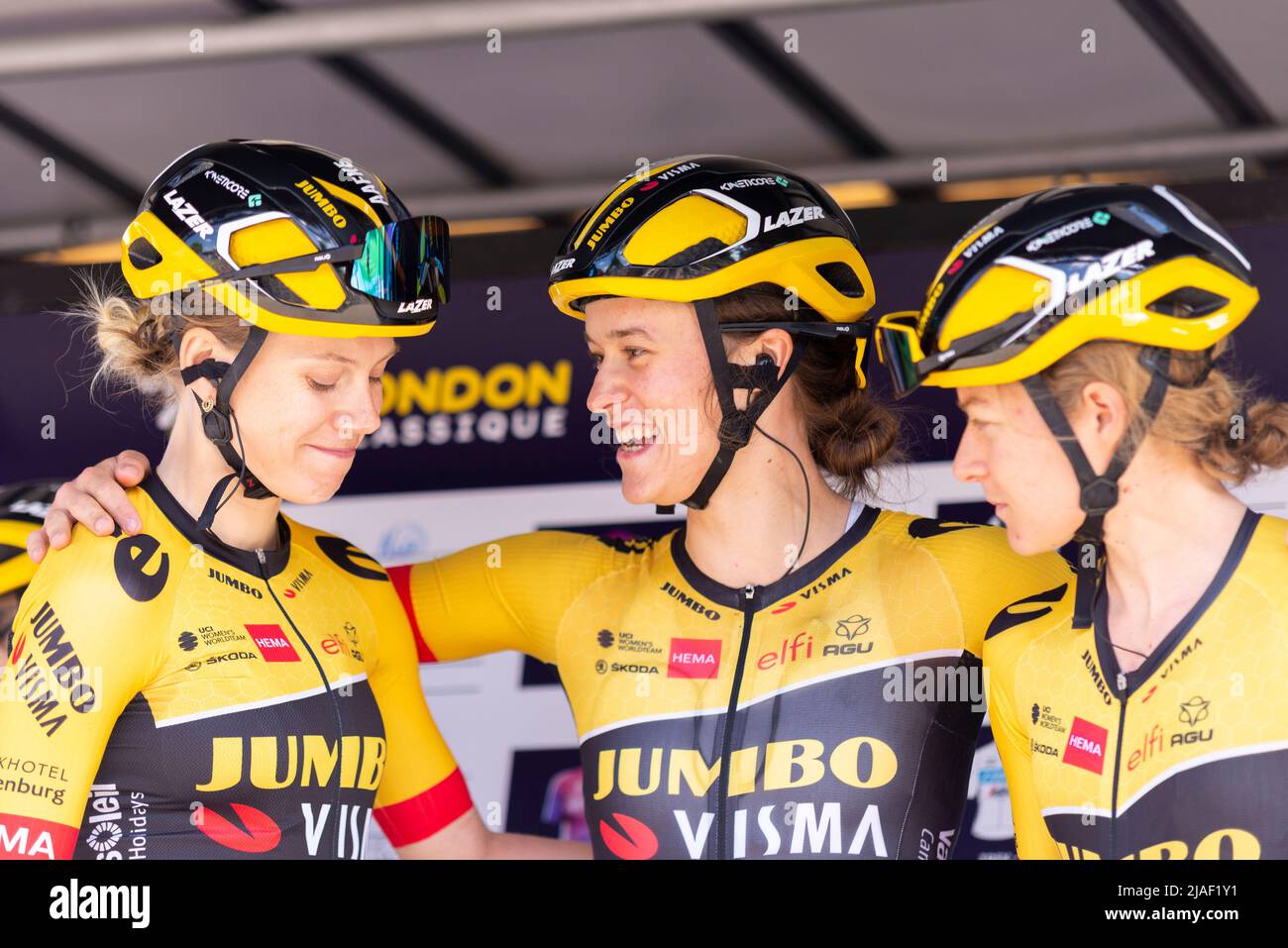Aafke Soet, Teuntje Beekhuis, Amber Kraak de Jumbo Visma à la course ...