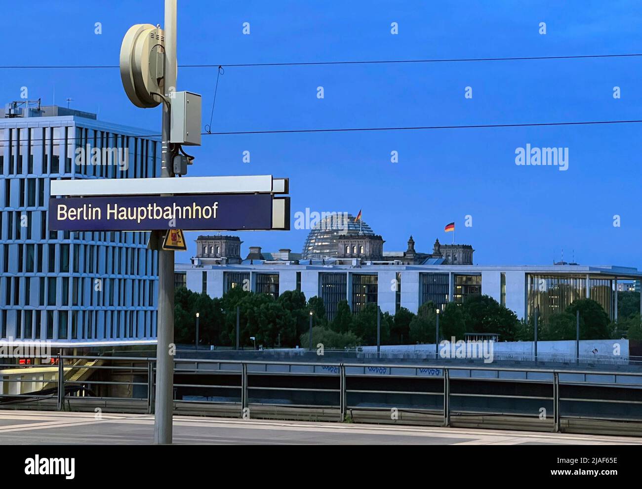 Firo: 21.05.2022 Berlin, ville, gare, plate-forme Hauptbahnhof ...