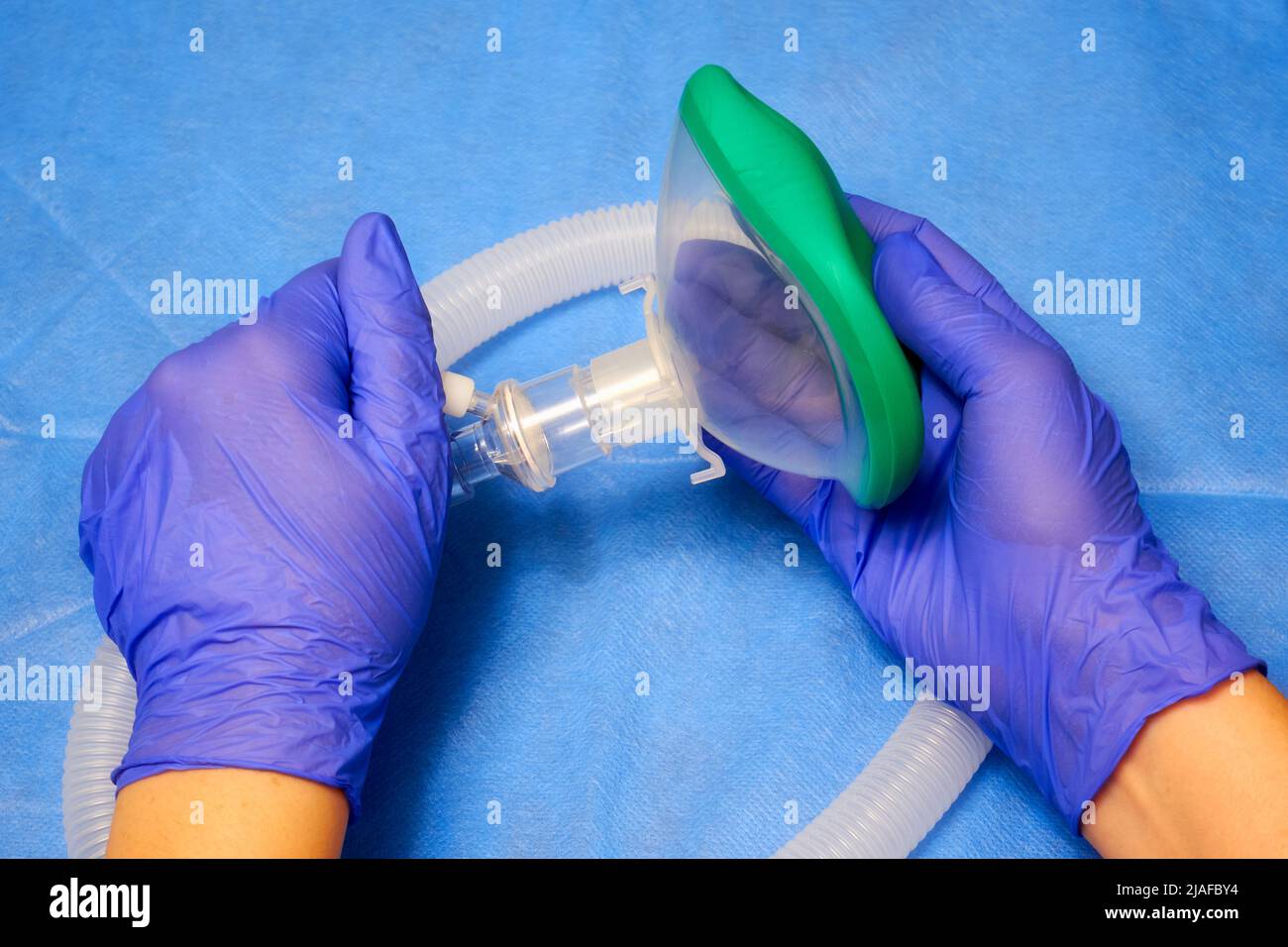 Masque d'anesthésie jetable moderne dans les mains d'un médic Photo ...