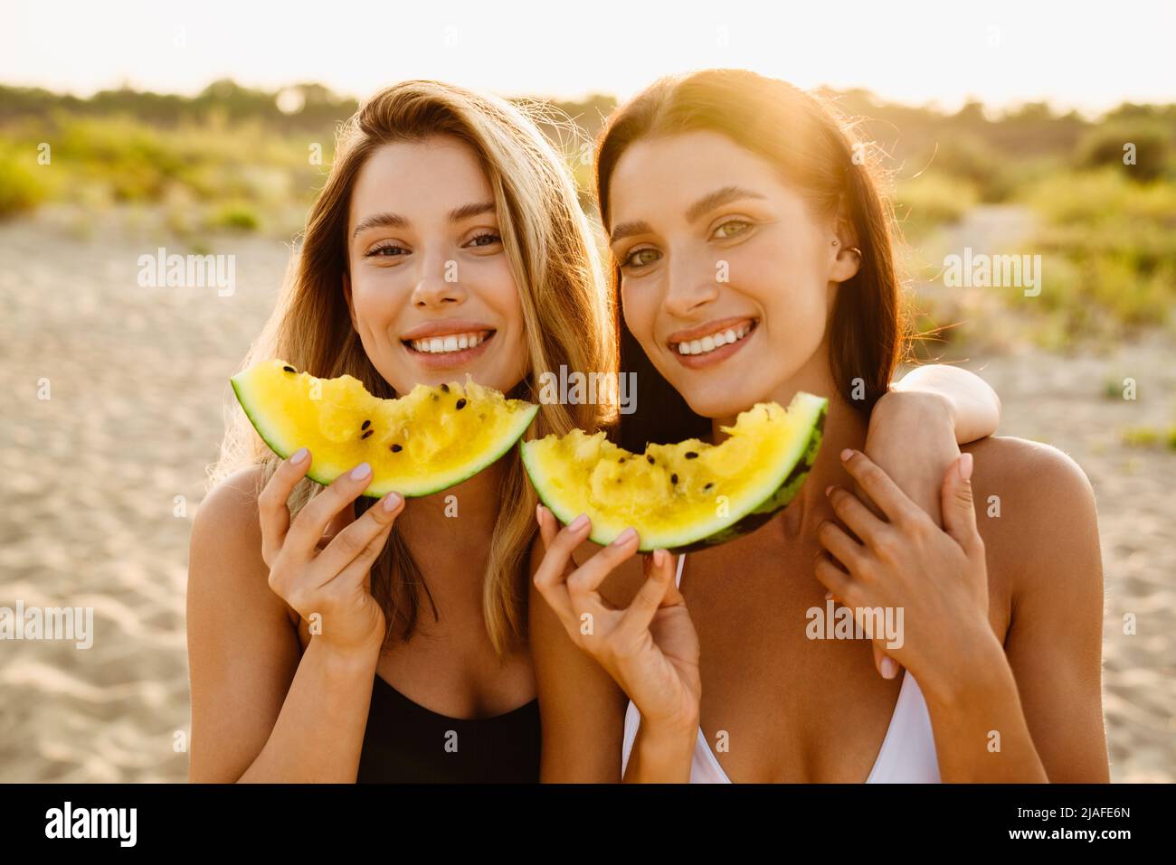 Deux Jeunes Femmes Embrassant Sur La Plage Banque De Photographies Et D