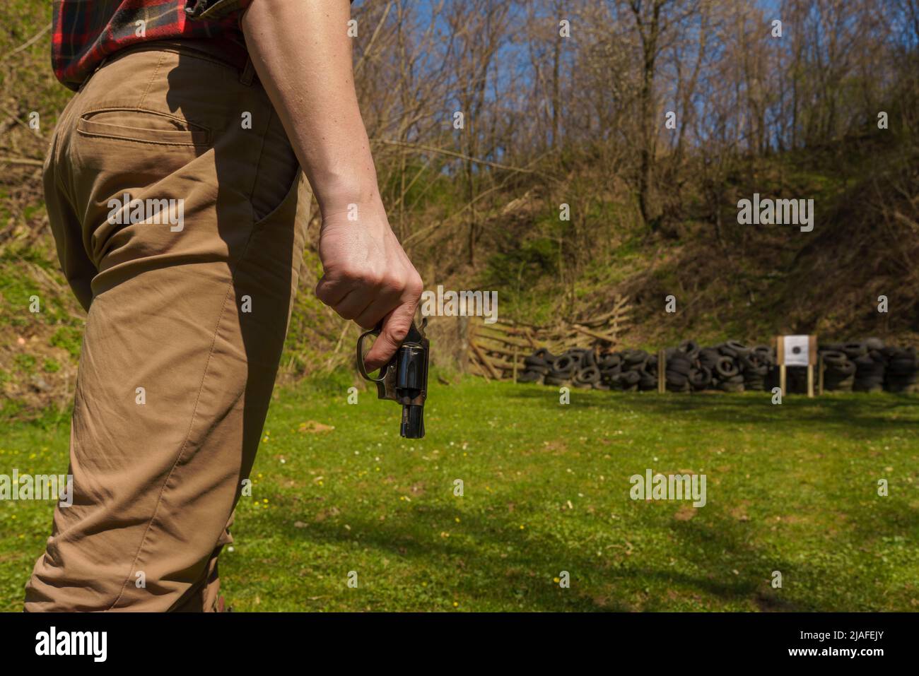 Homme méconnaissable avec revolver se préparant à prendre des photos de ...