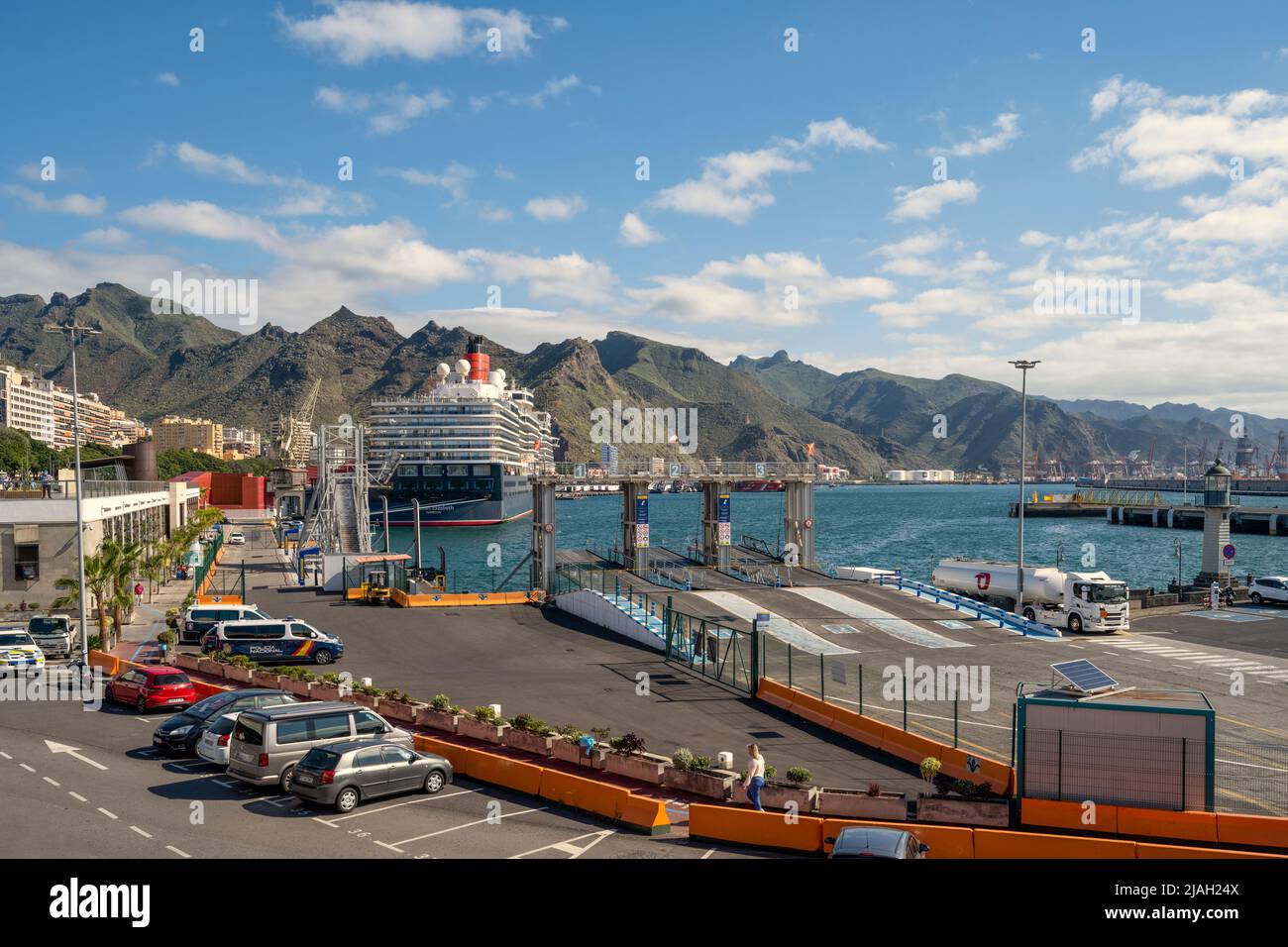 Le luxueux bateau de croisière, le RMS Queen Elizabeth de Cunard, a ...