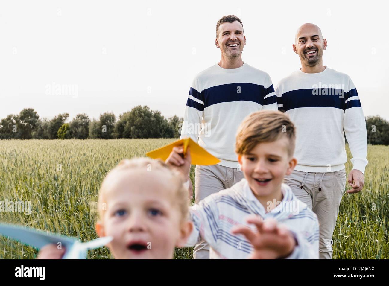 Gay Couple De Sexe Masculin Samuser Avec Les Enfants En Plein Air