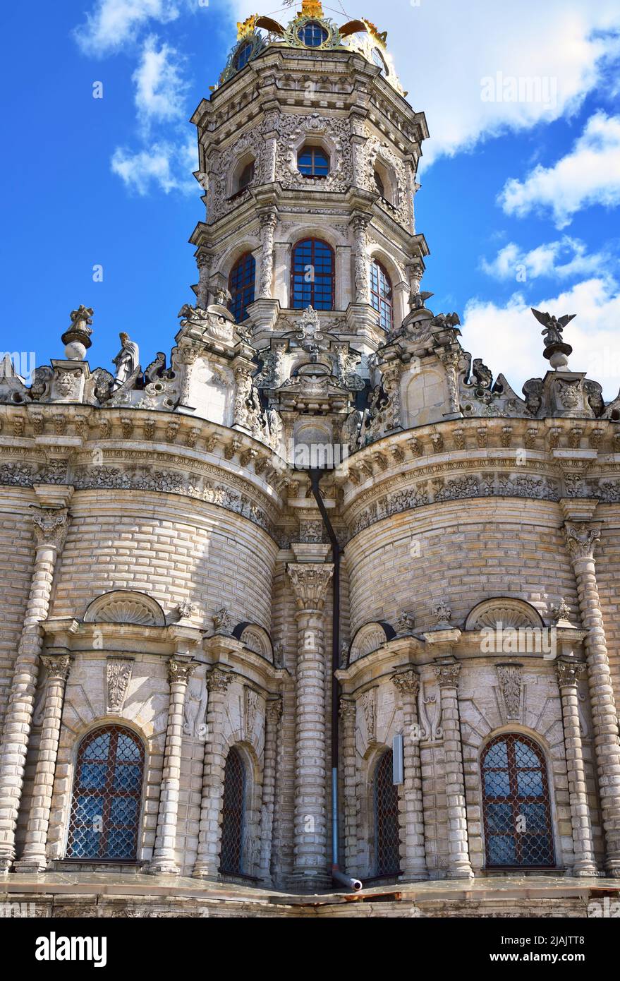 Église orthodoxe de Znamenskaya à Dubrovitsy. La tour du temple sous la ...