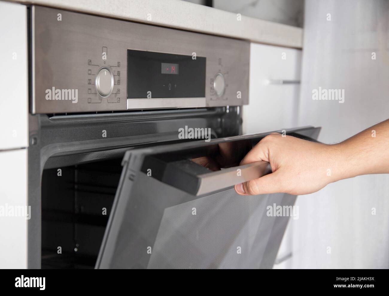 Four électrique moderne noir dans une cuisine blanche avec fonction ...