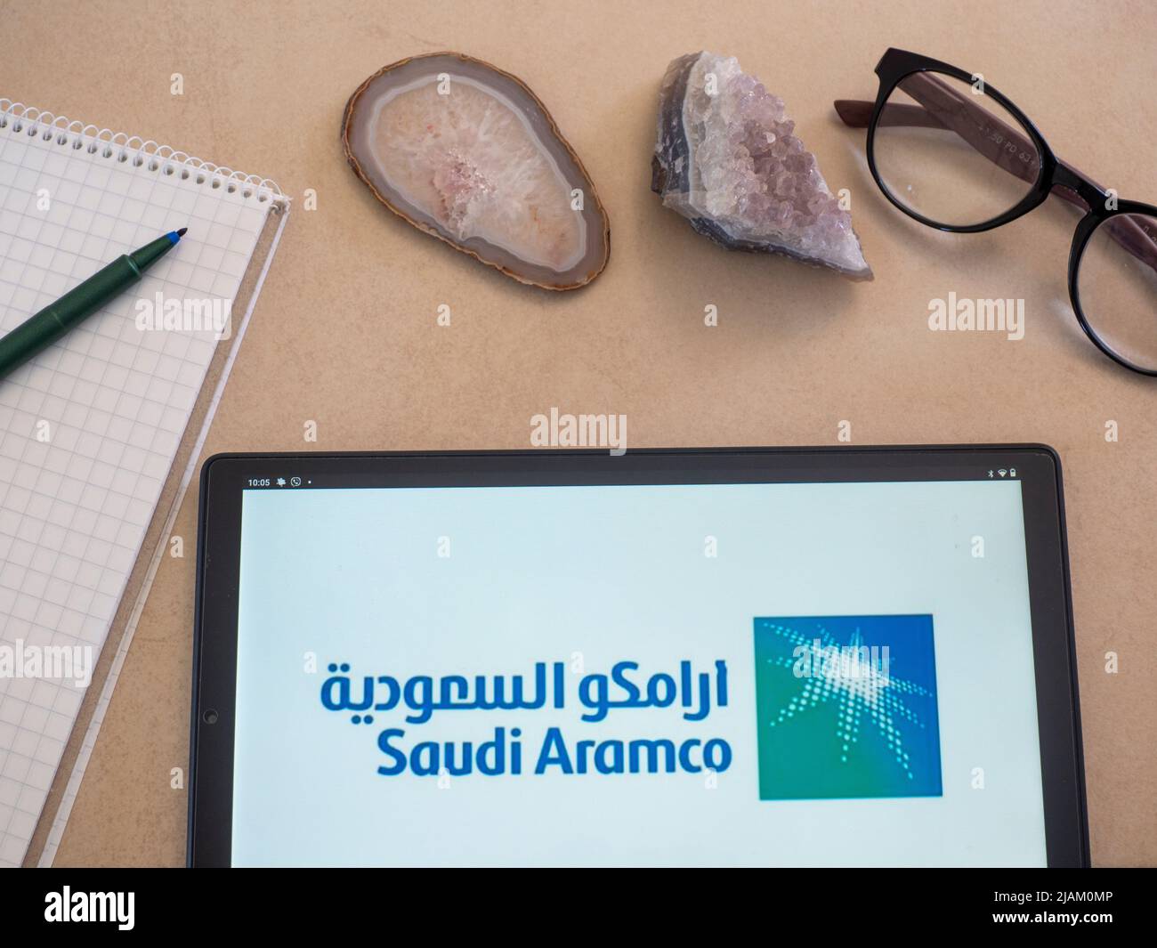 Sur cette photo, le logo Saudi Aramco (Saudi Arabian Oil Company) est ...