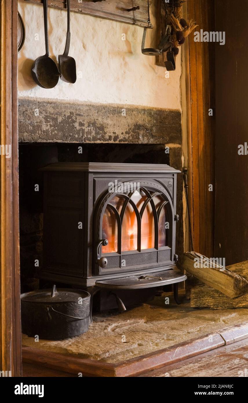 Poêle à bois en fonte noire sur cheminée foyer dans la cuisine à l ...