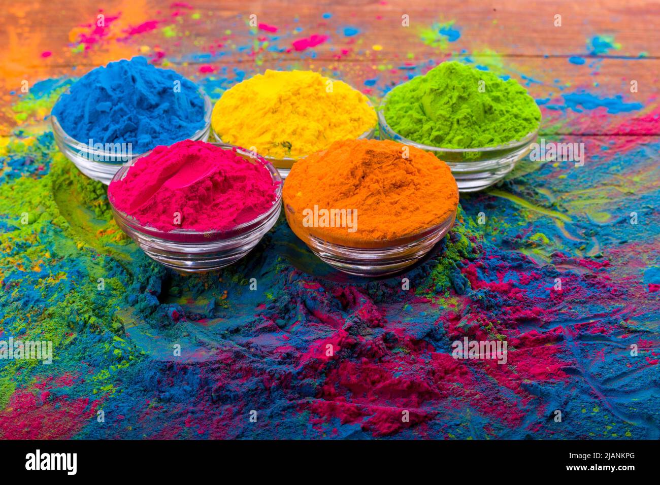 Poudre de couleur Holi. Couleurs goulales organiques dans un bol pour ...