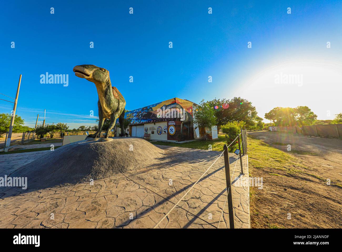 Sculpture à grande échelle d'un dinosaure à bec de canard au Musée ...