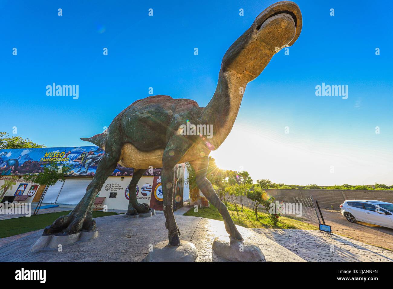 Sculpture à grande échelle d'un dinosaure à bec de canard au Musée ...