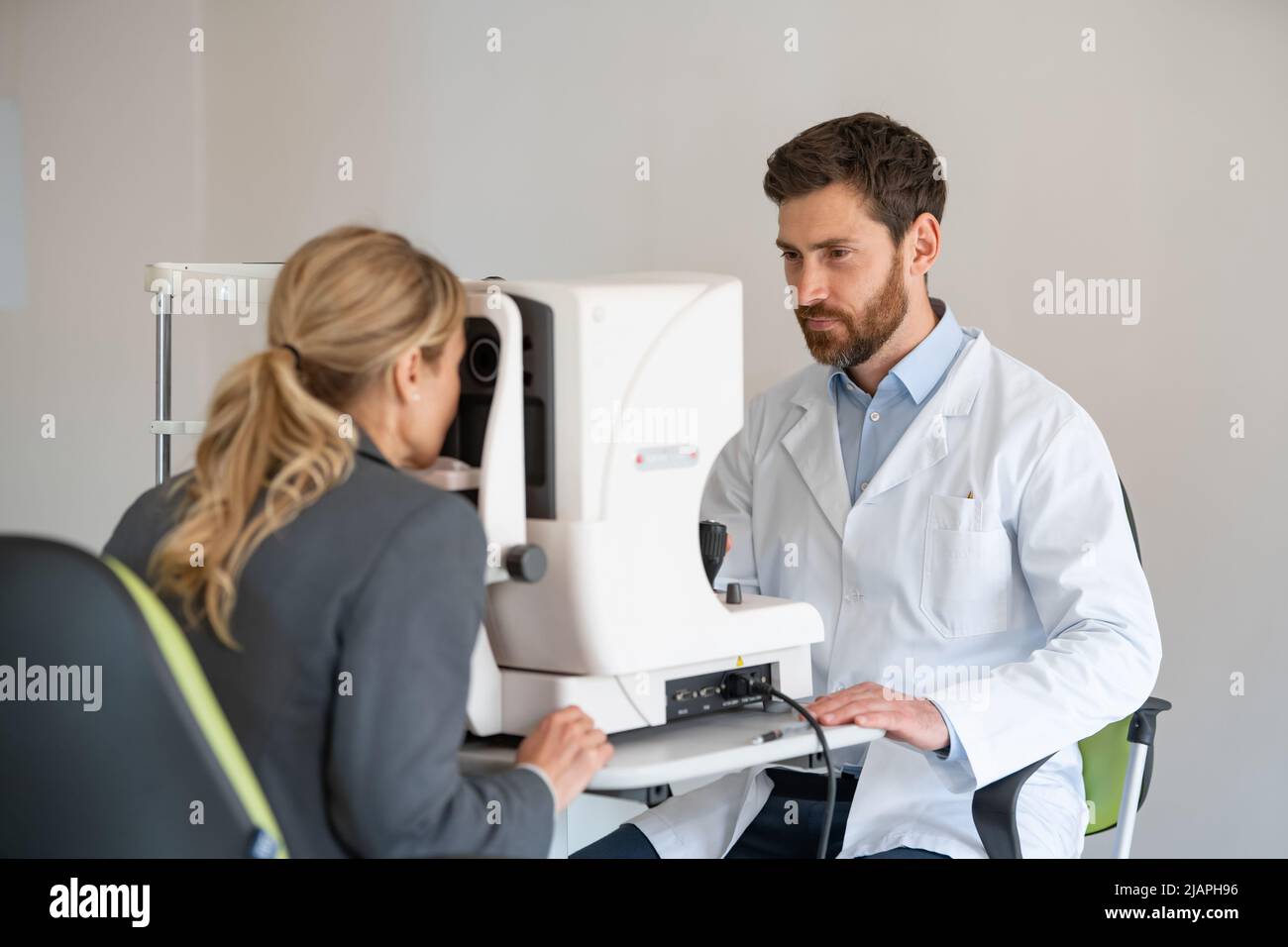 L'optométriste vérifie la pression intraoculaire du patient dans le ...