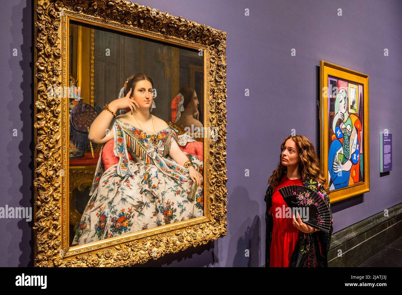 Femme avec livre picasso Banque de photographies et d’images à haute ...