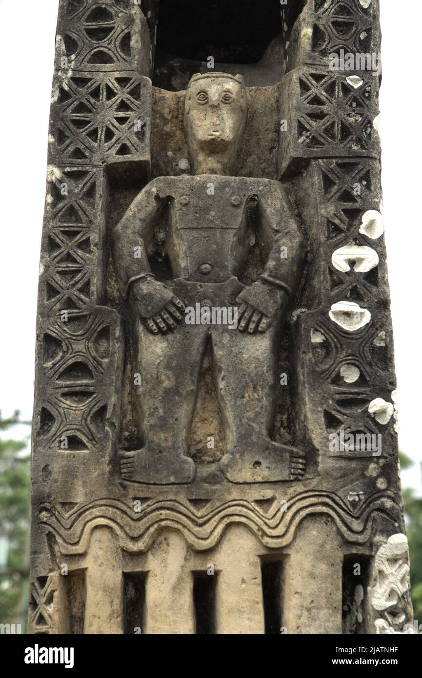 Sculpture mégalithique sur un tombeau dans le village traditionnel de ...