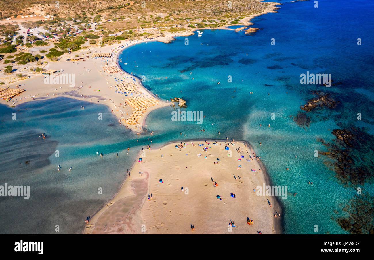 Drone aérien tourné de belle plage avec sable turquoise rose Elafonissi ...