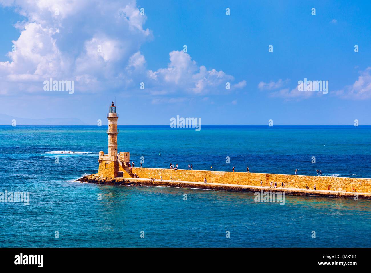 Panorama du front de mer du port vénitien et phare dans le vieux port ...