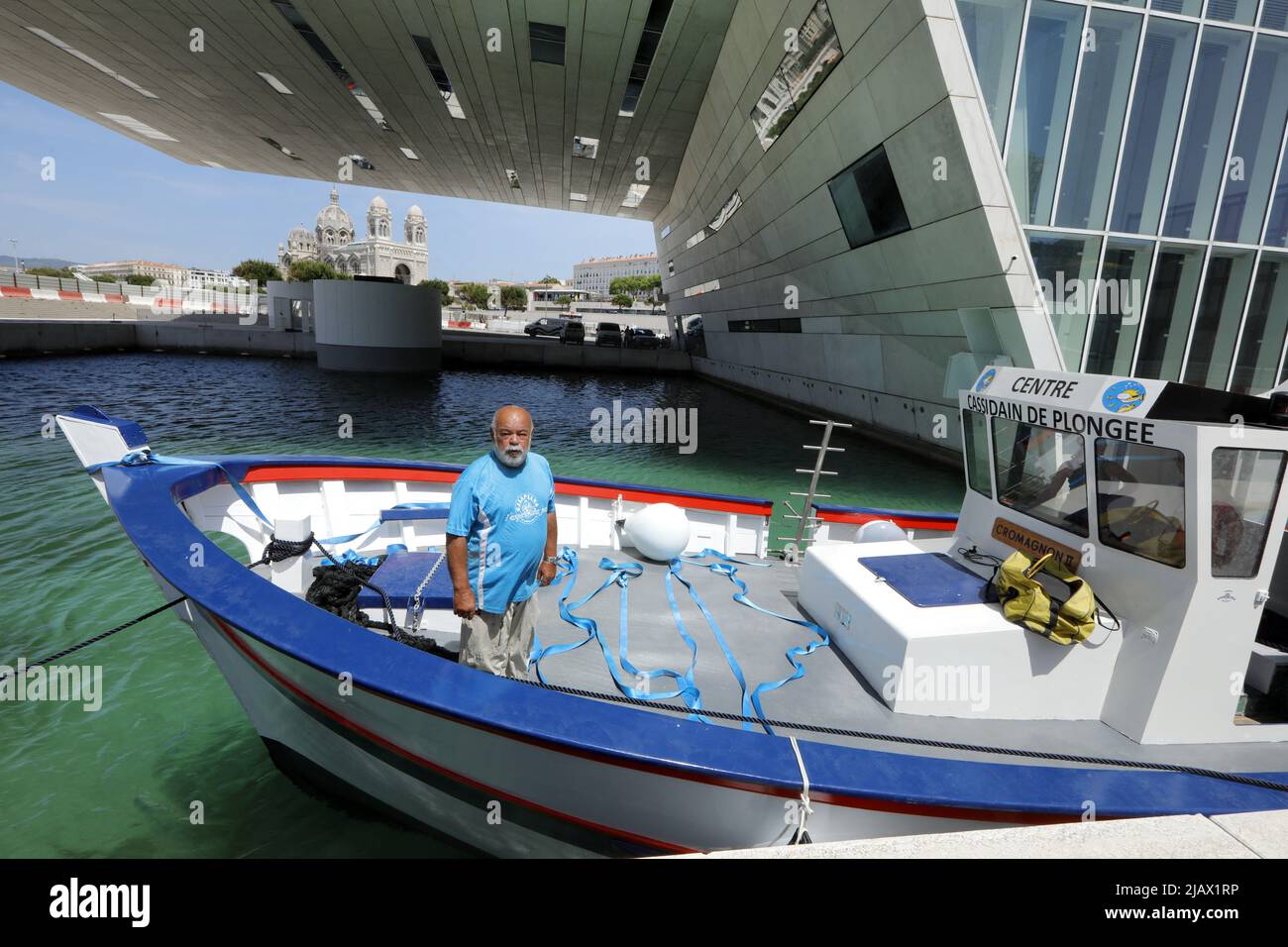 Henri Cosquer visitez la grotte avec un ami pendant l'essai et la ...