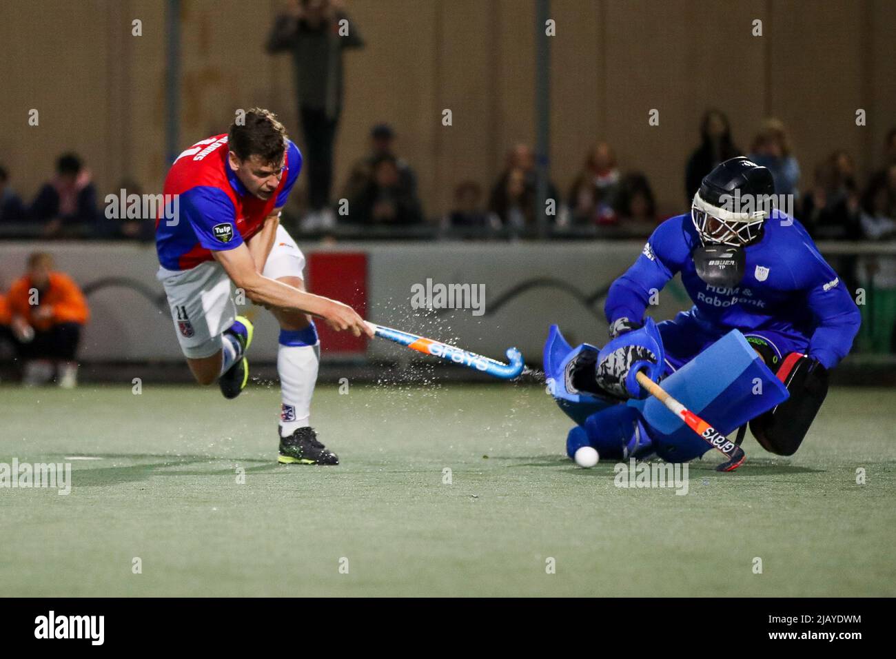 DEN HAAG, PAYS-BAS - JUIN 1 : Jelmer Uildriks de SCHC marque le premier ...