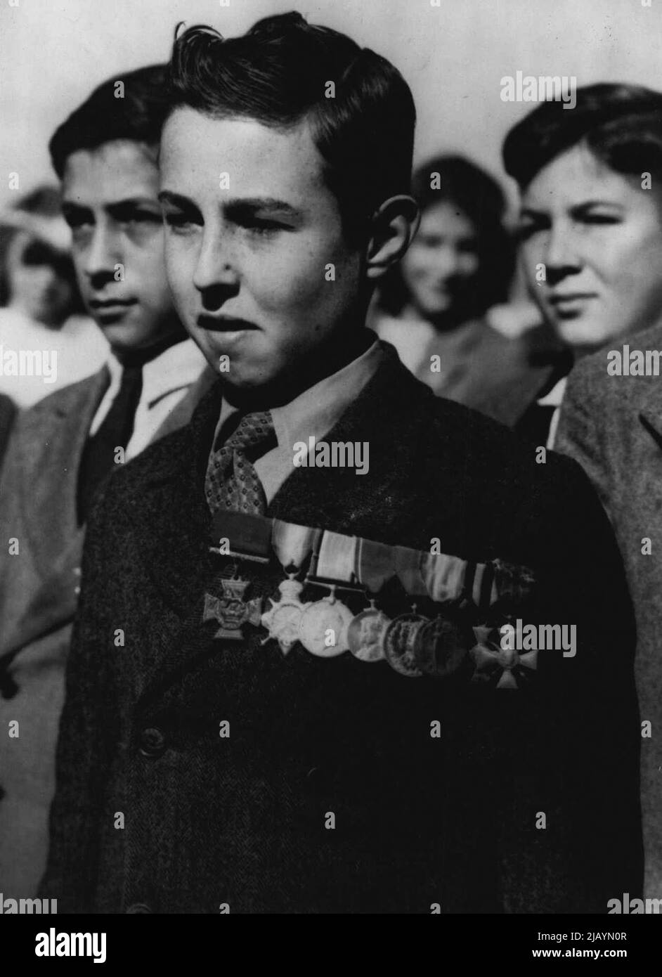 Morris Smith, fils du regretté Sgt. Izzy Smith, V.C., a porté les ...