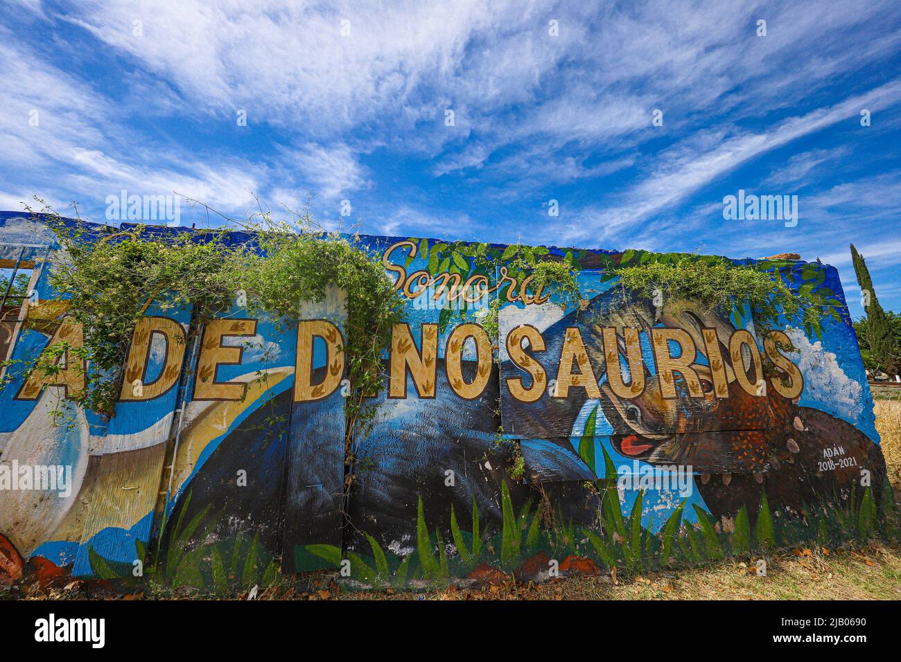 Un dinosaure dans une murale à Esqueda, au Mexique. Pueblo Esqueda dans ...