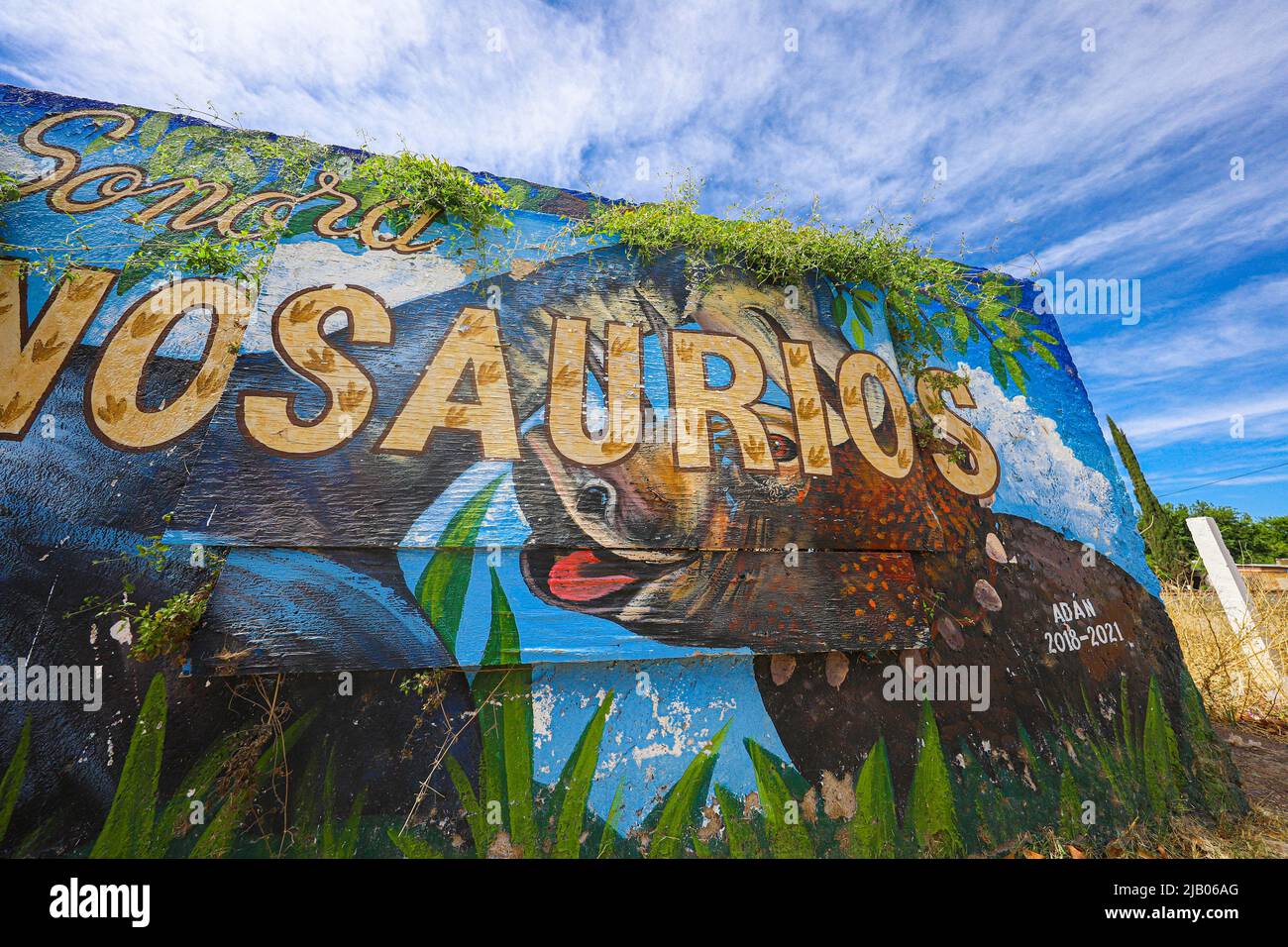 Un dinosaure dans une murale à Esqueda, au Mexique. Pueblo Esqueda dans ...