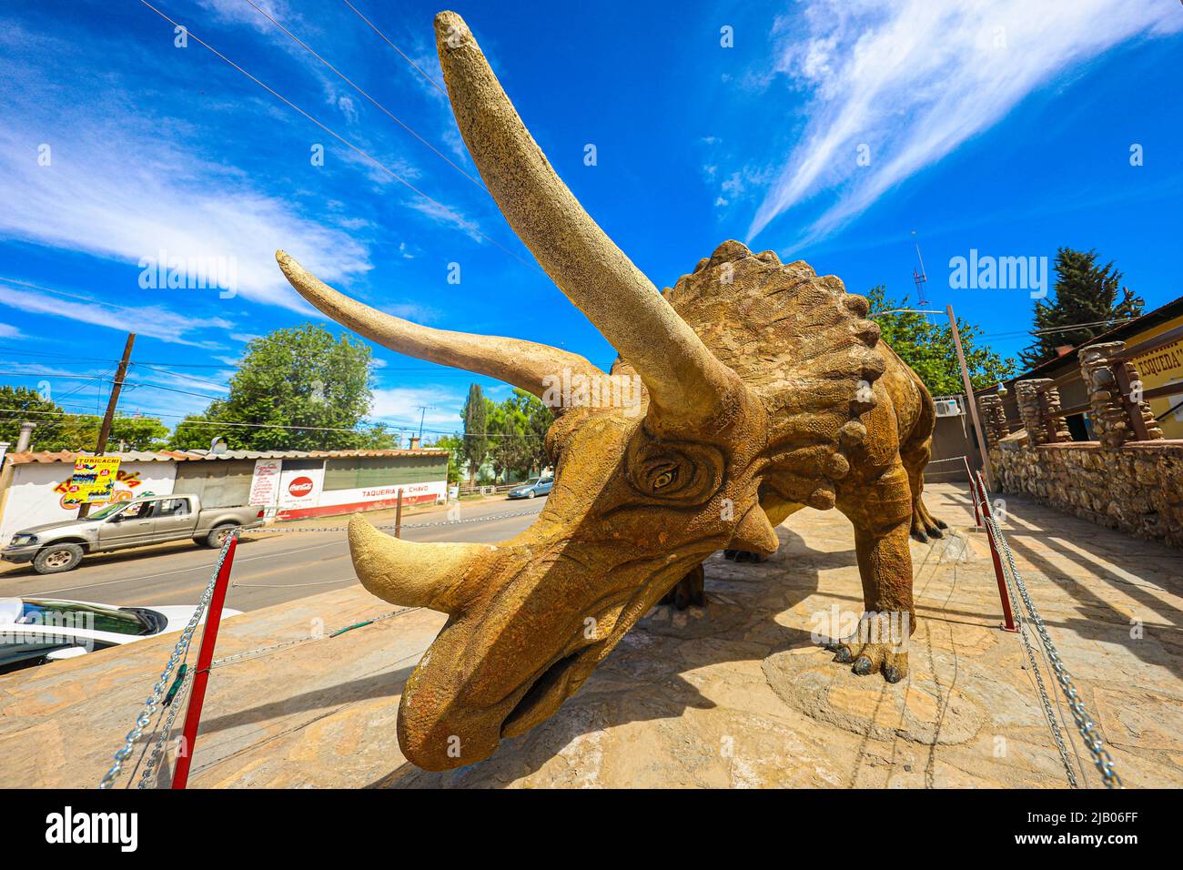 Une sculpture de dinosaures de Triceratops au musée d'Esqueda, au ...