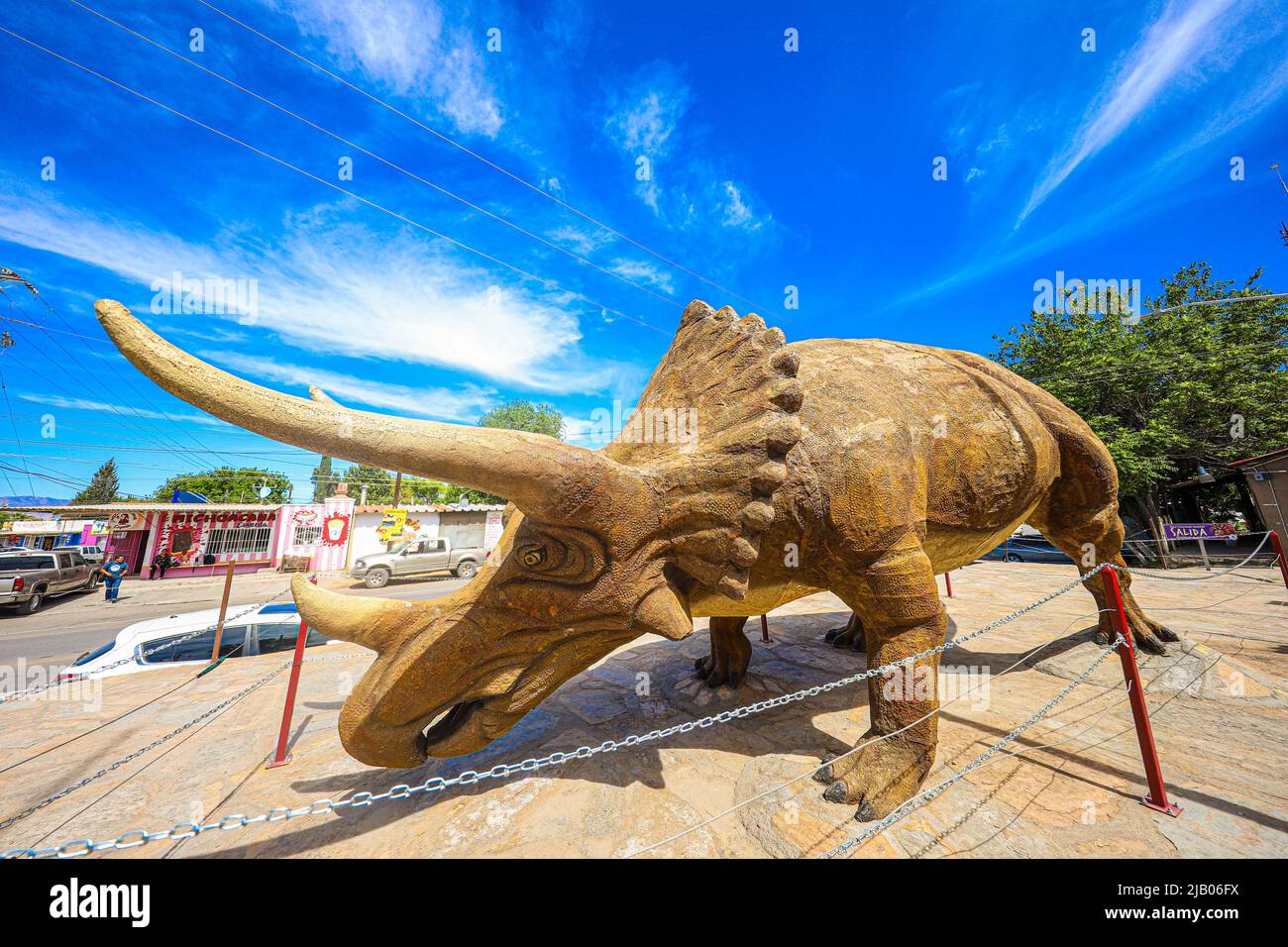 Une sculpture de dinosaures de Triceratops au musée d'Esqueda, au ...