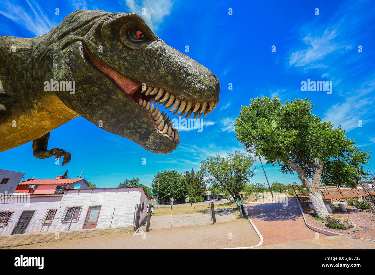 Une sculpture de dinosaures de Tyrannosaurus rex à Esqueda, au Mexique ...