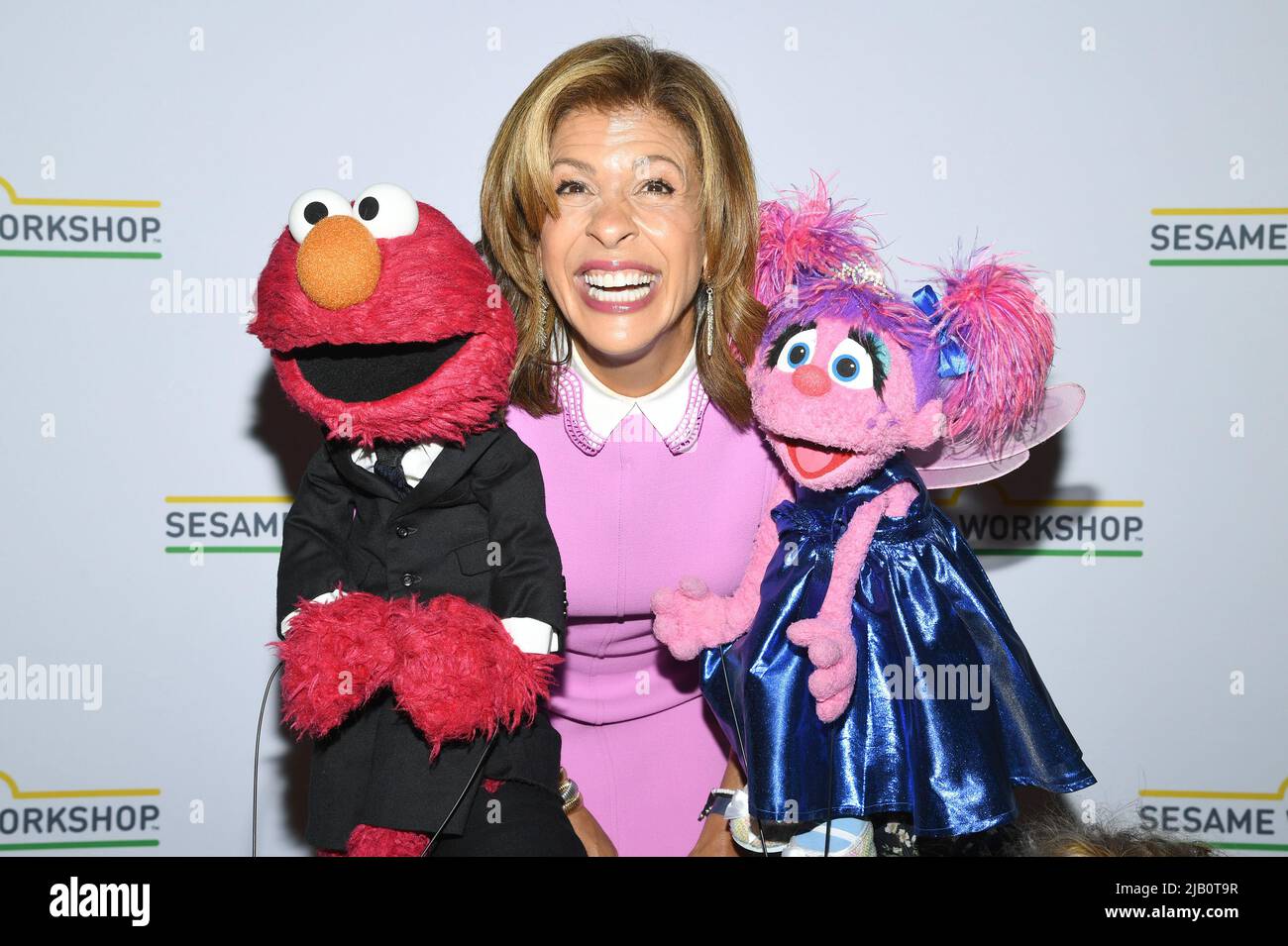 La Journaliste De Télévision Hoda Kotb Pose Avec Les Personnages De Sesame Street Elmo Et Abby