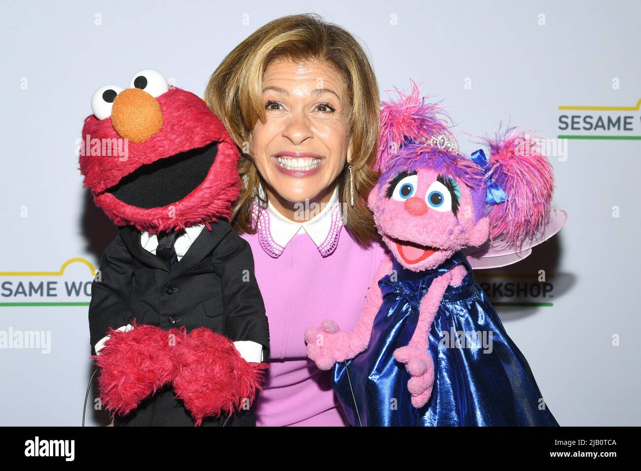 La Journaliste De Télévision Hoda Kotb Pose Avec Les Personnages De Sesame Street Elmo Et Abby