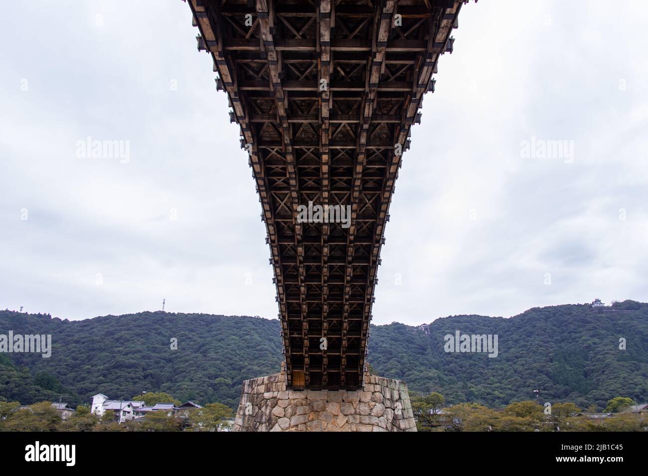 Face inférieure du pont Kintai (Kintaikyo), un pont historique en bois ...