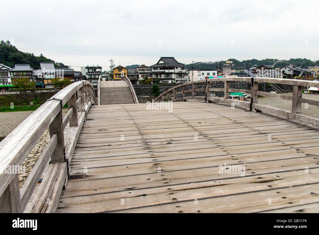 Paysage urbain depuis le pont Kintai (Kintaikyo), un pont historique en ...