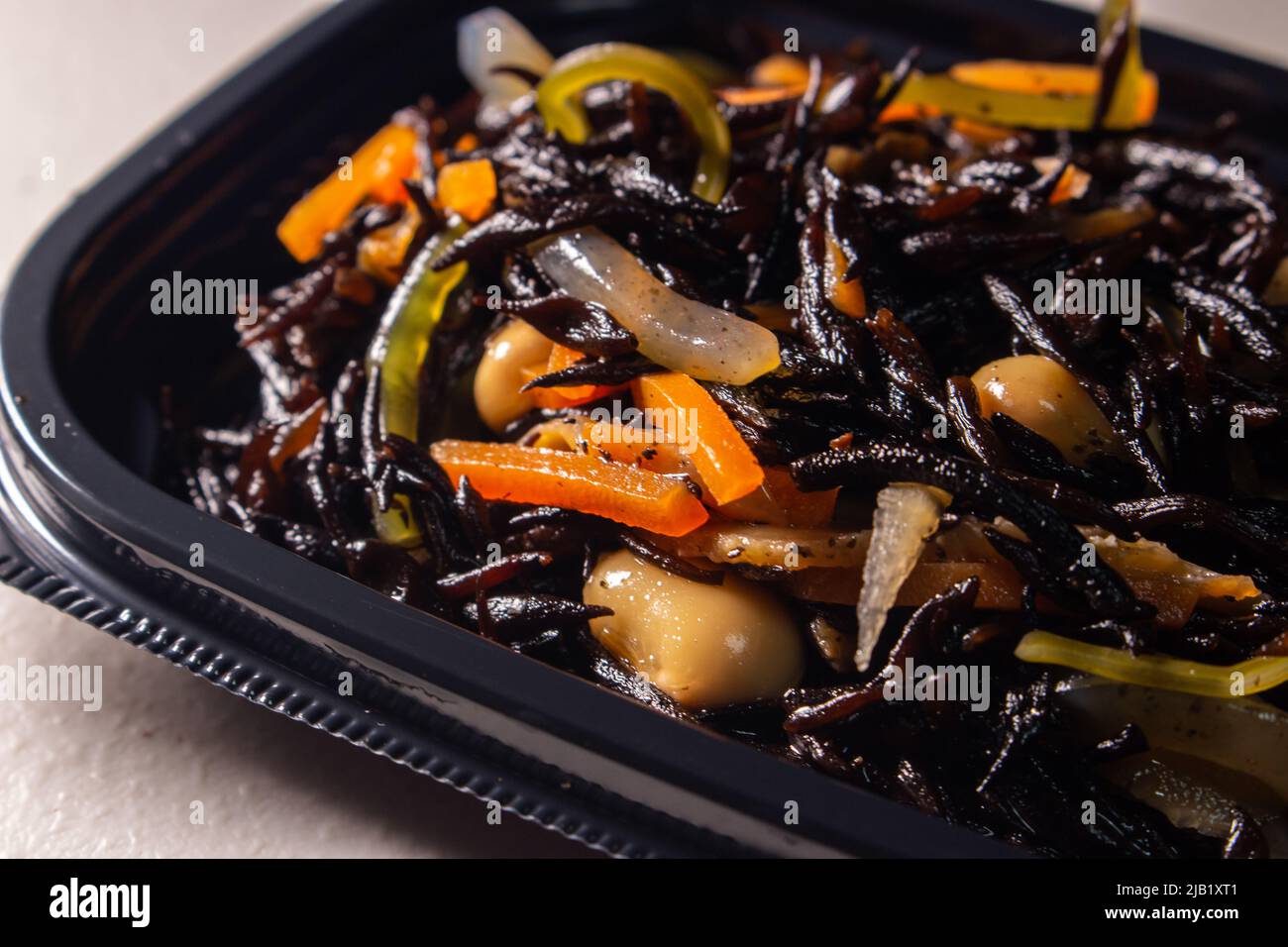 Gros plan salade japonaise de Hijiki Simmered (Sargassum fusiforme, syn ...