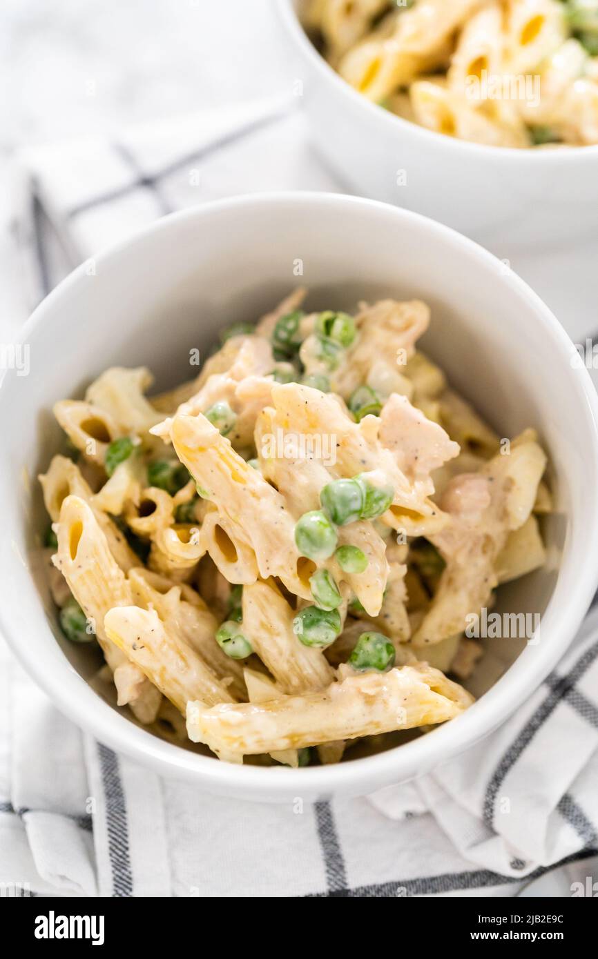 Servir de la salade de macaroni au poulet dans des bols en céramique ...