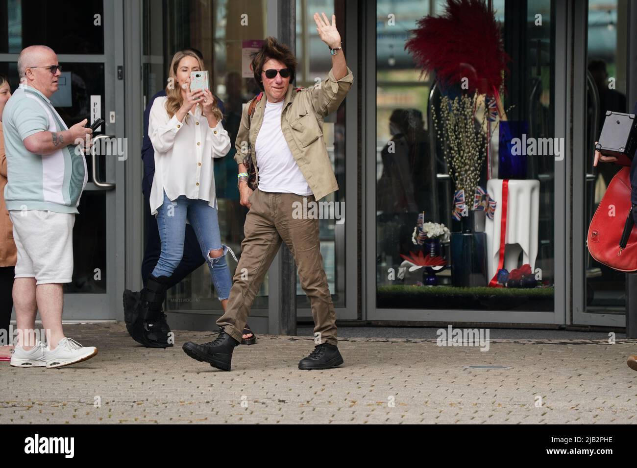 Jeff Beck fait des vagues lorsqu'il quitte l'hôtel Hilton Newcastle ...